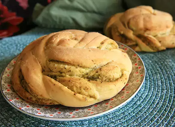 Recept na pletené žemle so zeleným pestom